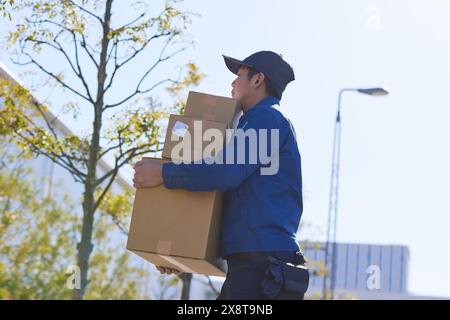 Japanese delivery man delivering boxes Stock Photo - Alamy