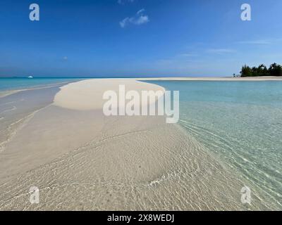 Sandbar and clear shallow water of Treasure Cay, Abaco, Bahamas on ...