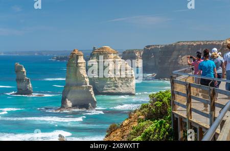 Sightseers and tourists at the 'Twelve Apostles' limestone sea stacks ...