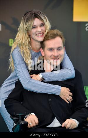 Samuel Koch mit Ehefrau Sarah Elena Timpe bei der Verleihung des 31. B ...