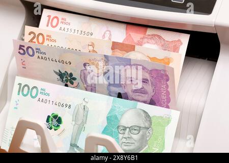 Colombian money - peso a counting machine Stock Photo - Alamy