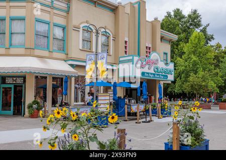 Dolly's Closet clothing store at the Dollywood amusement park in Pigeon Forge, TN Stock Photo ...