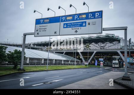 Flughafen Köln-Bonn, Deutschland: Eingang, Bus, Wegweiser, Parkhaus ...