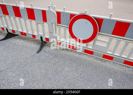 Halt , hier geht es nicht weiter. Gesperrt wegen Bauarbeiten. Seeon ...