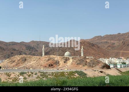 Mount uhad. Masjid sayed al shuhada Jabal Uhud where Muslim archers ...