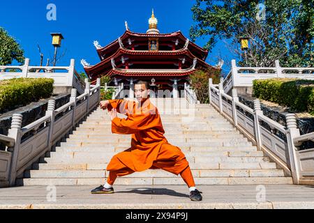 Monk demonstrating Kung Fu, Shaolin Temple, Quanzhou, UNESCO World ...
