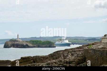 Maxine Ro/Ro cargo ship arriving to port and Doblemar Dos Reginas ...