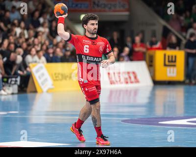 Erik Balenciaga (MT Melsungen #6) (am Ball), Simon Ernst (SC DHfK ...