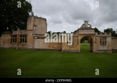 Gateway ruins, Toddington Manor, Gloucestershire, England, UK Stock ...