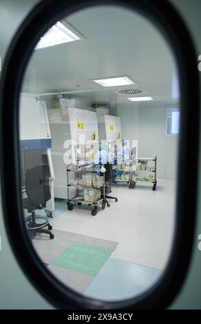Preparation of drugs, Clean room, Pharmacy, Hospital Donostia, San ...