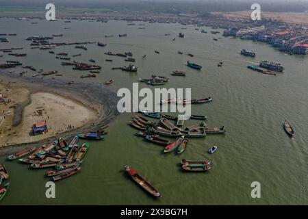 Devotees crowd the rooftops of vessels as they journey to attend the ...