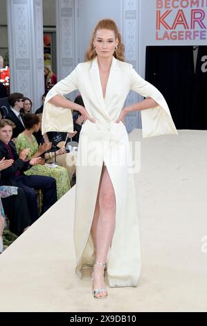 Jana Heinisch bei der Premiere der Disney Serie Call My Agent Berlin im ...