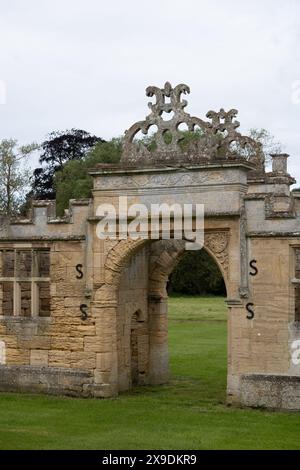 Gateway ruins, Toddington Manor, Gloucestershire, England, UK Stock ...