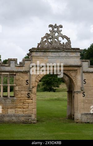 Gateway ruins, Toddington Manor, Gloucestershire, England, UK Stock ...