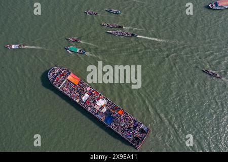 Devotees crowd the rooftops of vessels as they journey to attend the ...