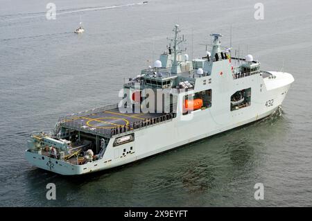HMCS Max Bernays, a Harry DeWolf-class offshore patrol vessel of the ...