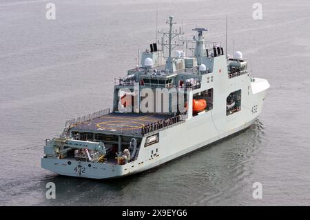 HMCS Max Bernays, a Harry DeWolf-class offshore patrol vessel of the ...