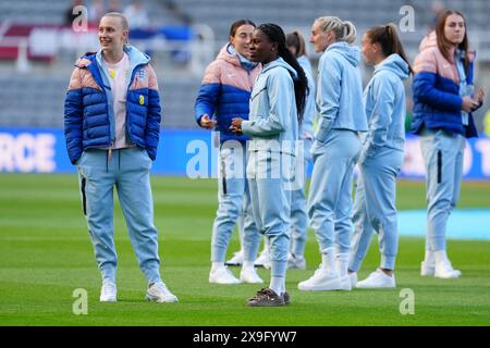 England's Aggie Beever-Jones (left) and Jessica Naz inspect the pitch ...