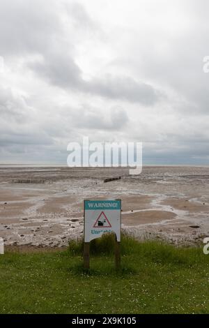 A danger, unstable ground sign along a hiking trail Stock Photo - Alamy