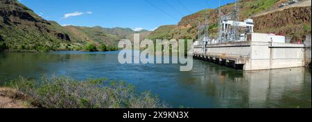 The powerhouse of the Oxbow Dam on the Snake River in Hells Canyon near ...