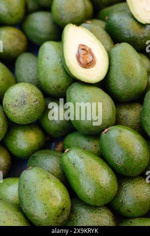 beautiful fresh avocados on a market stall Stock Photo - Alamy
