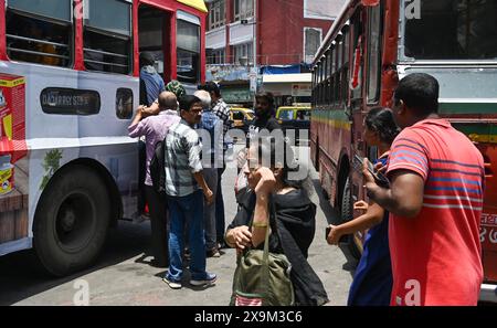Mumbai, India. 01st June, 2024. MUMBAI, INDIA - JUNE 1: Passengers are ...