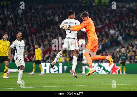 Real Madrid's Jude Bellingham, centre, dribbles past Brest's Mathias ...