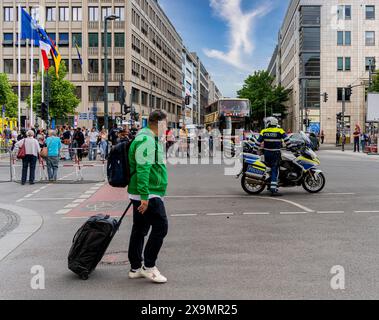 State visit to the Hotel Adlon, police cordon at the intersection of ...