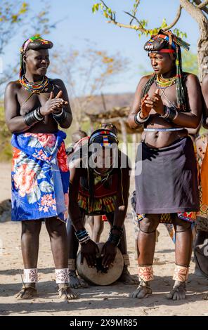 Hakaona woman with traditional kapapo hairstyle, clapping and dancing ...