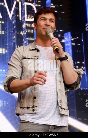 Julian David live auf der Schlagebühne beim Corso Leopold ...