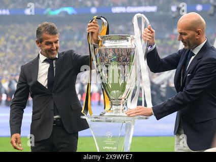 Zinedine Zidane and Karl Heinz Riedle carry out the UEFA Champions ...