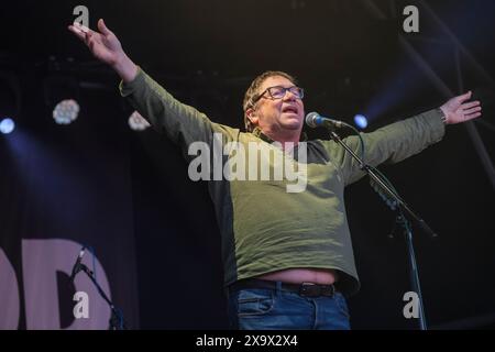 Singer Simon Fowler of Ocean Colour Scene performing at Wychwood ...