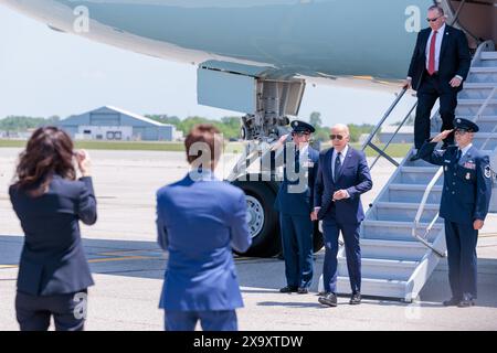 President Joe Biden arrives at Detroit Metropolitan Wayne County ...