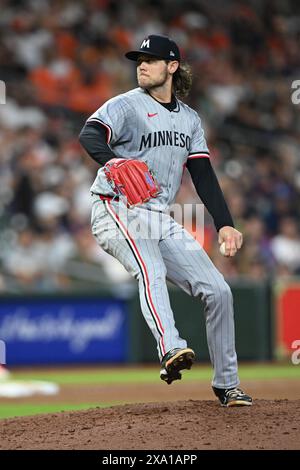Houston Astros pitcher Steven Okert throws during the third inning of a ...