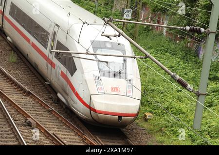 Ein Intercity-Express ICE der Deutschen Bahn steht auf Gleis 12 im Hauptbahnhof Hamburg. St ...