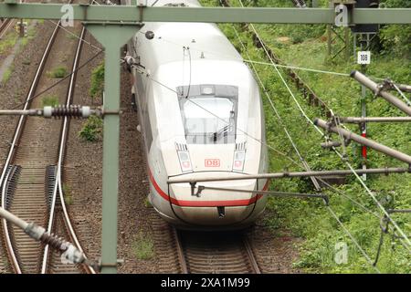Ein Intercity-Express ICE der Deutschen Bahn steht auf Gleis 12 im Hauptbahnhof Hamburg. St ...