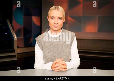 Lena Cassel in der ARD-Talkshow hart aber fair im Studio Adlershof ...