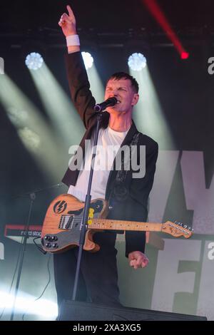 Dan Gillespie Sells singer with British Band "The Feeling" performing ...