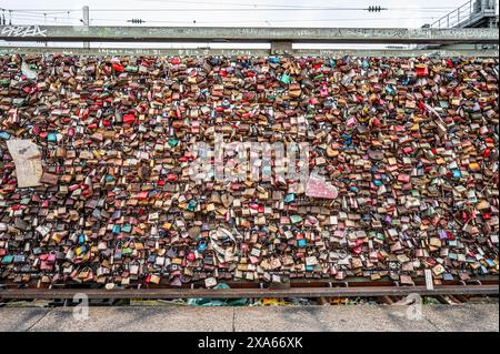 The Numerous padlocks attached to the Hohenzollern bridge railing in ...