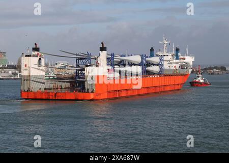 The heavy lift vessel MV SUPER SERVANT 4 arriving with a cargo of wind ...