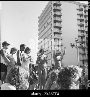 leichtbekleidete Studenten feiern während der Spring Break in Daytona ...