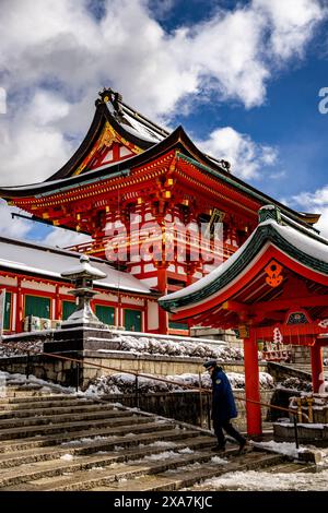 The Japanese worshipers and tourists at Ancient Japanese gateway and ...