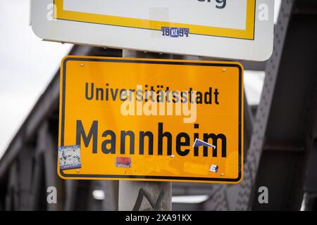 Ortstafel Ortseingangsschild von Mannheim, Baden-Württemberg *** Place ...