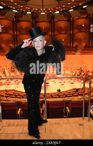 Der Chansonnier Tim Fischer posiert in der Kölner Philharmonie in der ...
