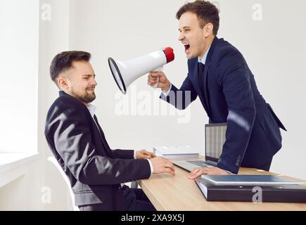 Angry boss shouting at his employee Stock Photo - Alamy