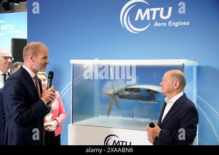 Lars Wagner und Olaf Scholz am Stand des Turbinenherstellers MTU beim ...