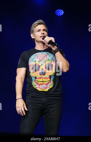Venezuelan singer Carlos Baute performs during the 30 years in music ...