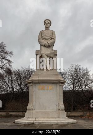 Helmuth von Moltke the Elder statue in front of the Berlin Victory ...