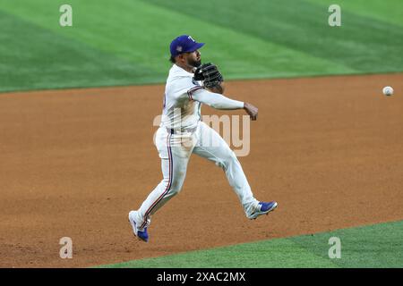 Texas Rangers' Ezequiel Duran throws to first during a baseball game ...