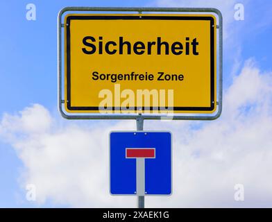 Diktatur auf Ortsschild Ein Schild für Sackgasse und ein Ortsschild mit ...